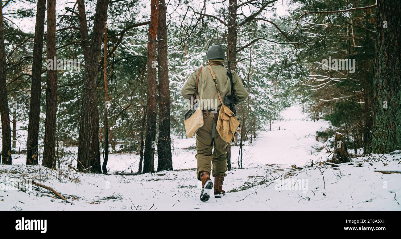 Wwii us infantry soldier winter hi-res stock photography and images - Alamy