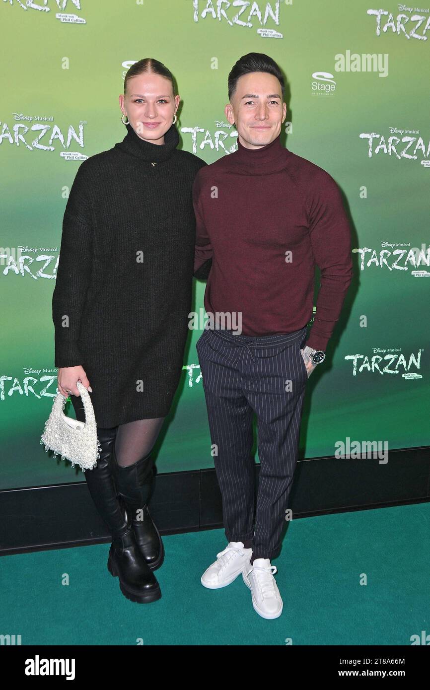 Premiere: TARZAN . Marcel Nguyen mit Begleitung anläßlich der Premiere ...