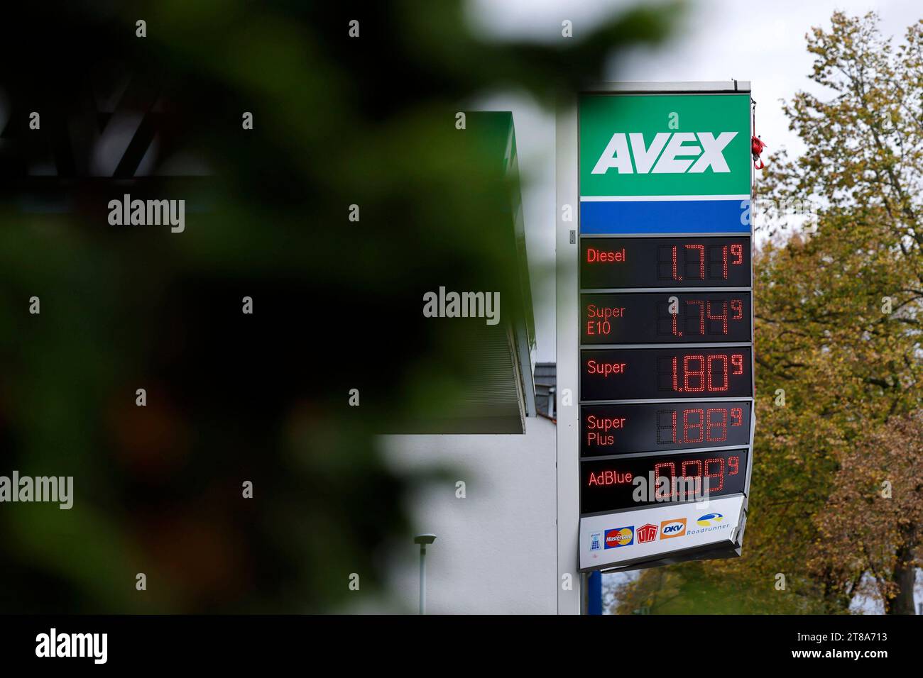 Eine Avex Tankstelle in Köln. Nach einer Kollision ist das ...