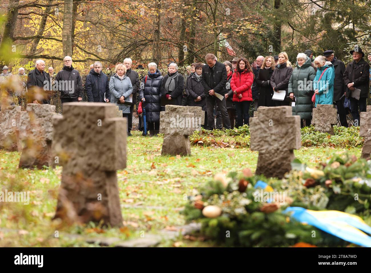 Volkstrauertag, zum Gedenken an die Toten der beiden Weltkriege. Kreisehrengedenkstaette ...