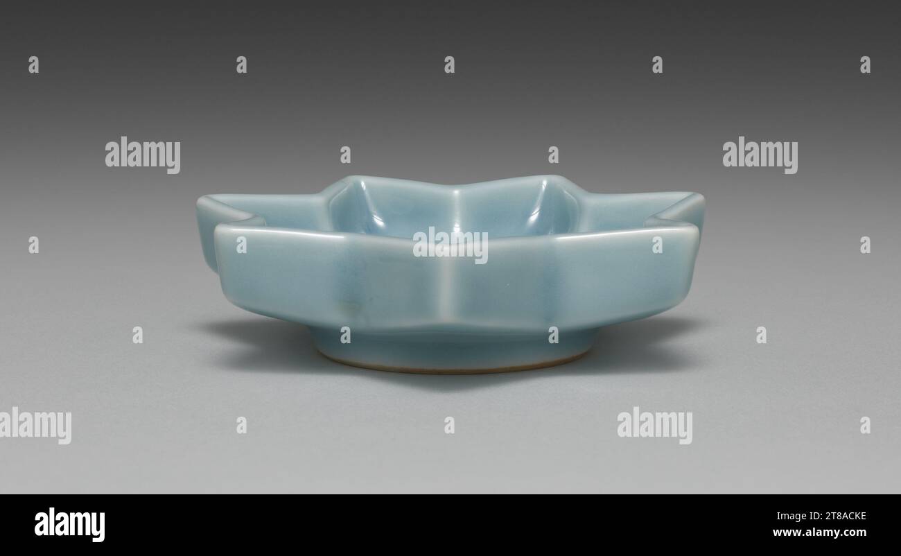 These saucers shaped like maple leaves show Seif? Yohei III’s “heavenly ...