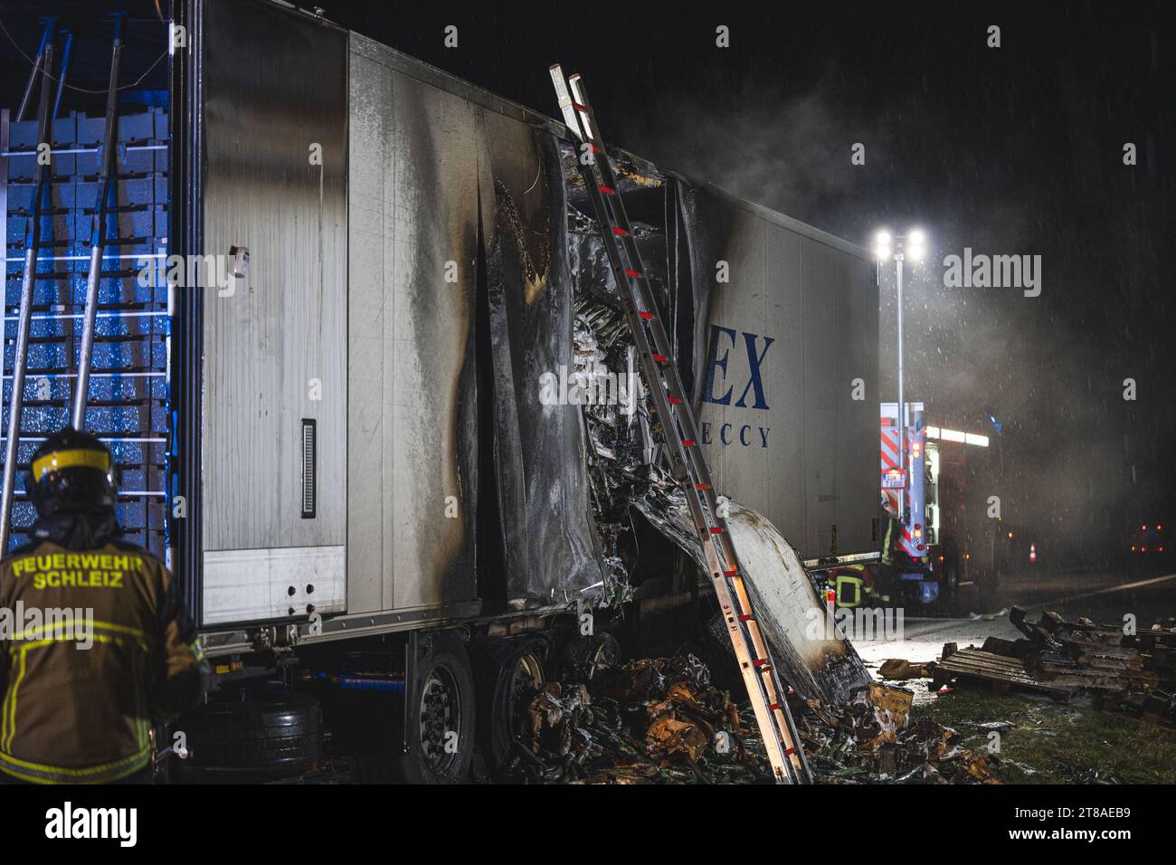Gurkenlaster brennt auf A9 Zwischen den Anschlussstellen Dittersdorf ...