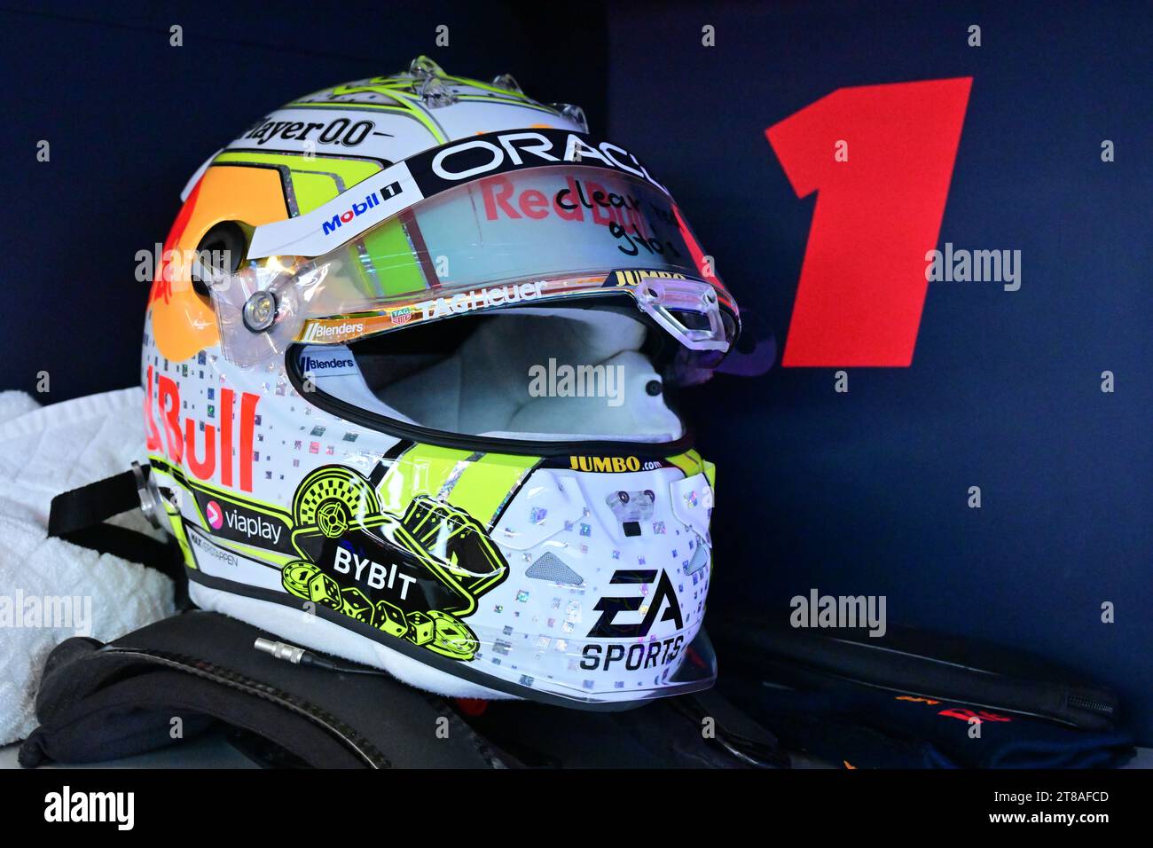 VERSTAPPEN Max (ned), Red Bull Racing RB19, helmet, casque, during the ...