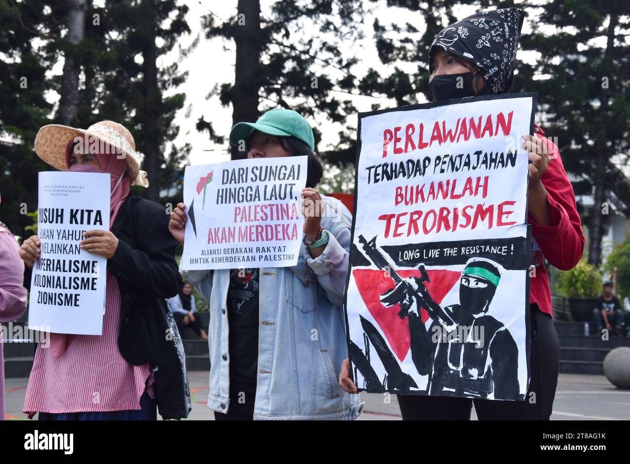 Indonesia protest palestine 2023 hi-res stock photography and images ...