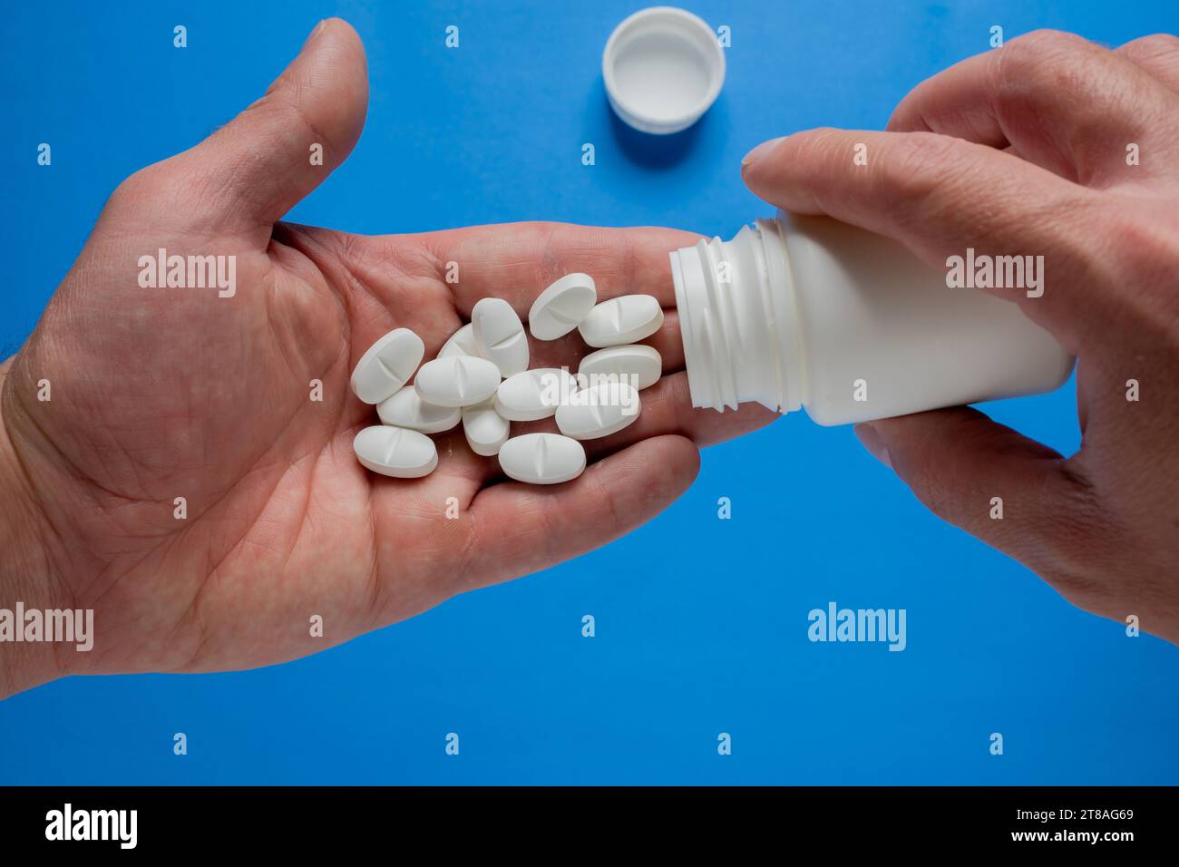 Hand pouring pills into the palm of the hand Stock Photo - Alamy