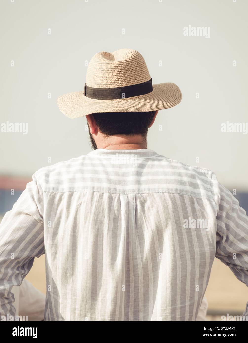 Back view picture of a man wearing a elegant hat Stock Photo - Alamy