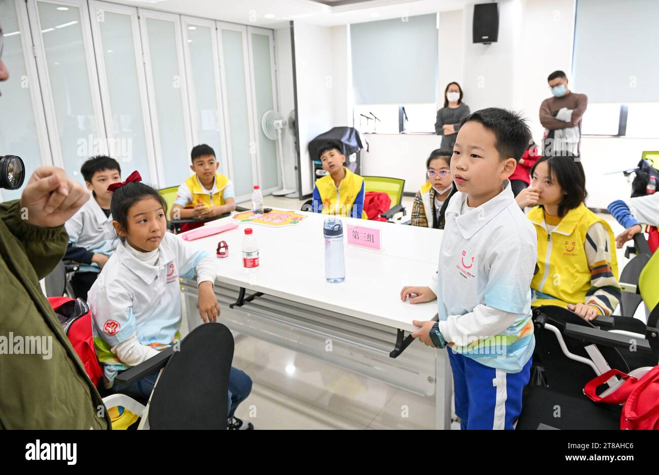 (231119) -- SHENZHEN, Nov. 19, 2023 (Xinhua) -- Members of a children's ...