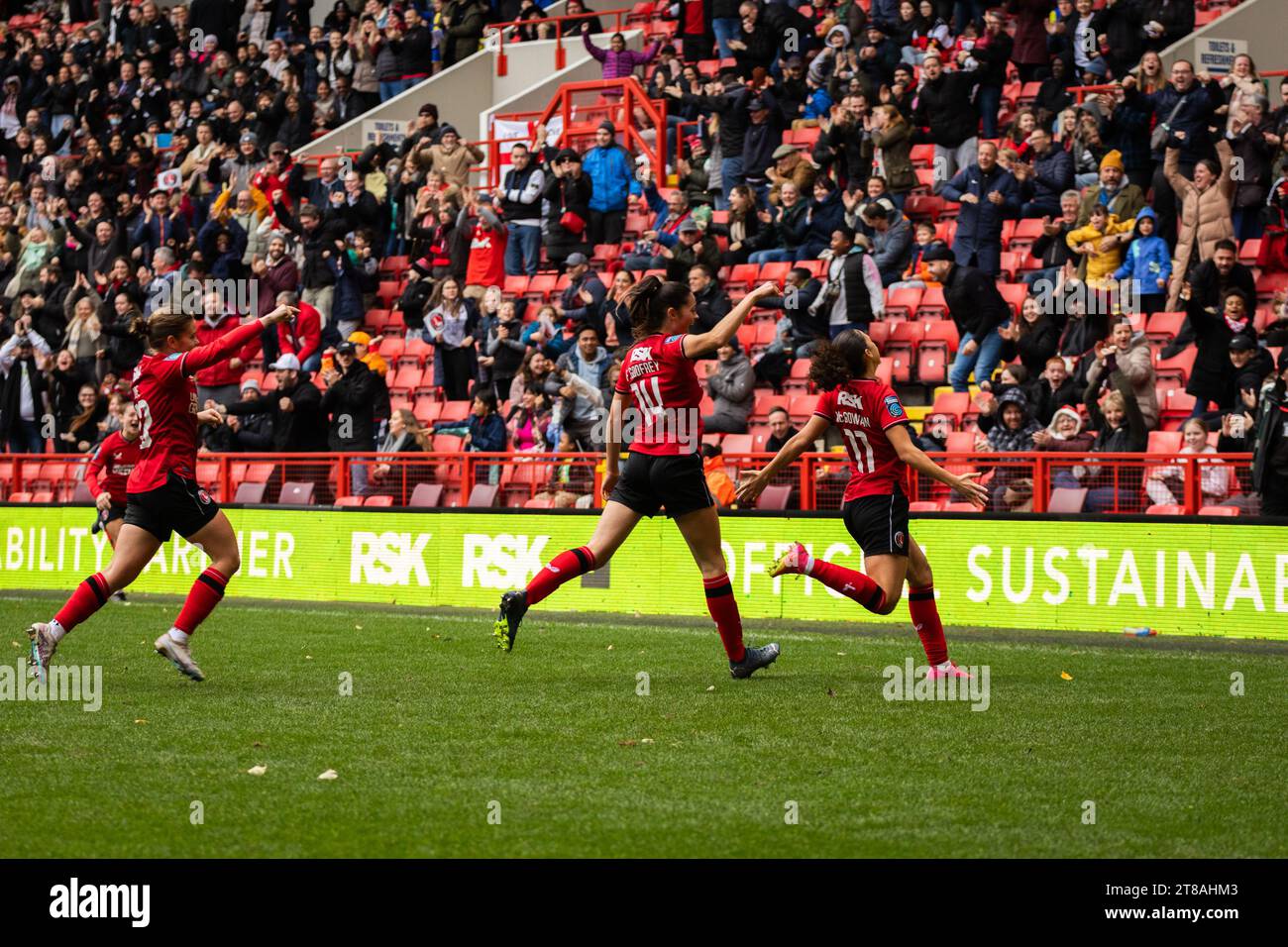 Charlton women celebrating hi-res stock photography and images - Alamy