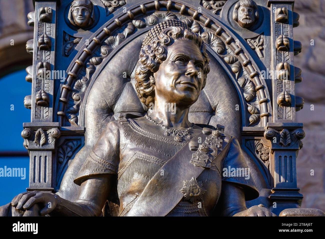 Queen elizabeth ii statue hi-res stock photography and images - Alamy