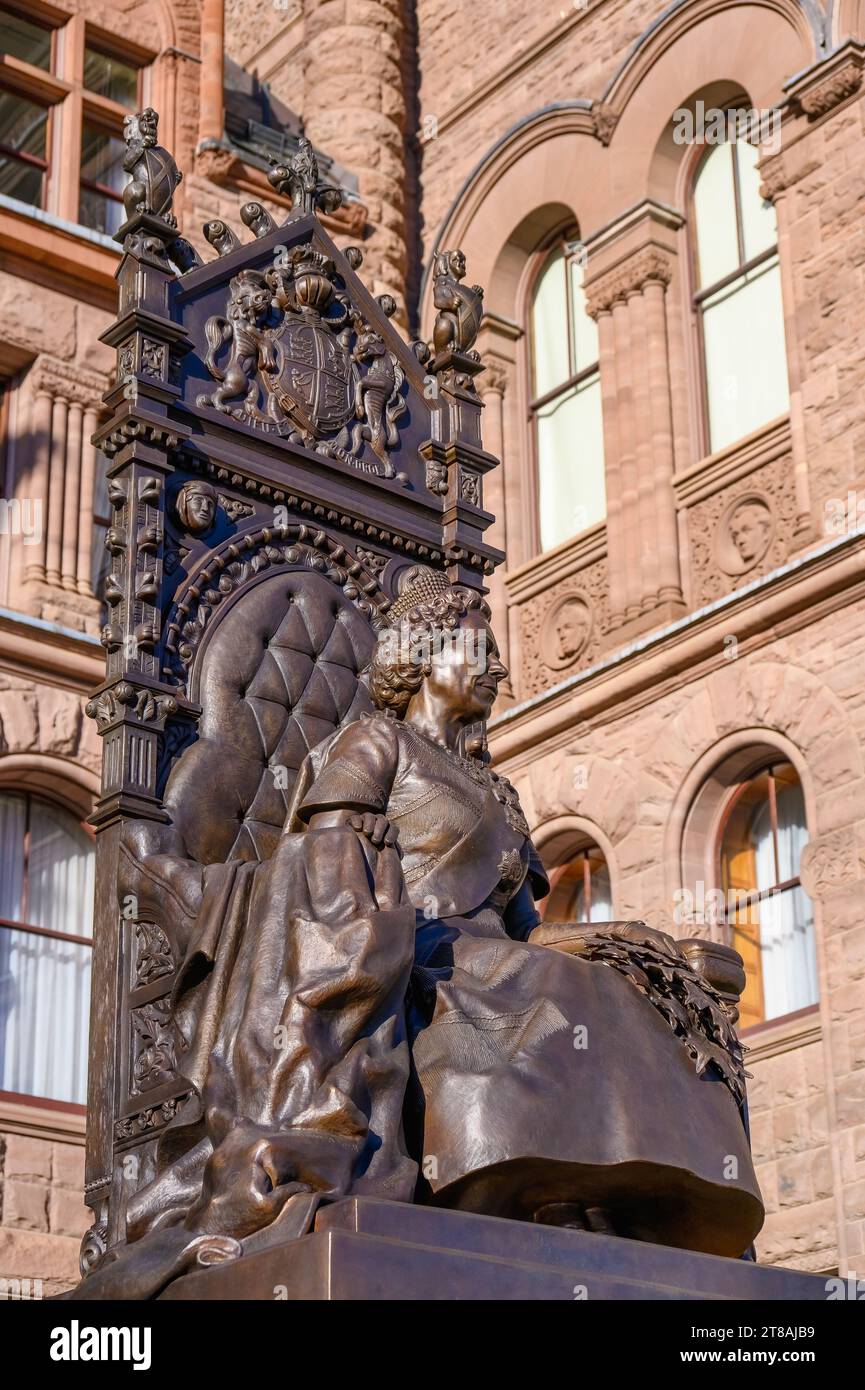Statue of elizabeth ii hi-res stock photography and images - Alamy