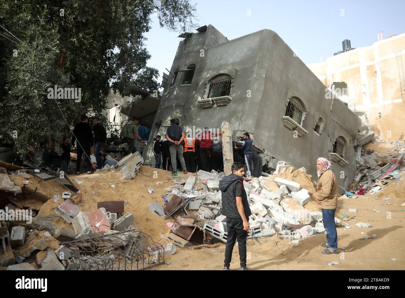 Palestinian search for victims amid the rubble of houses hit by Israeli ...
