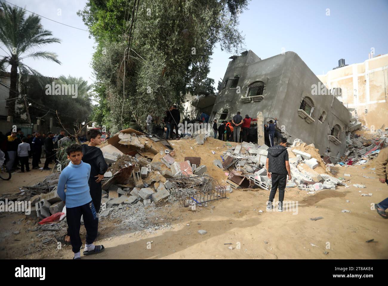 Palestinian search for victims amid the rubble of houses hit by Israeli ...
