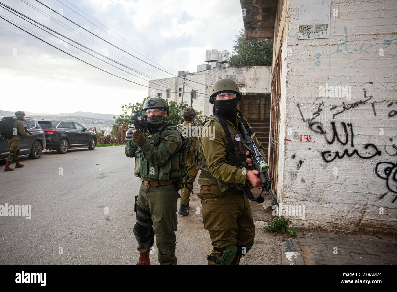 Nablus, Palestine. 19th Nov, 2023. Israeli soldiers take aim during a ...