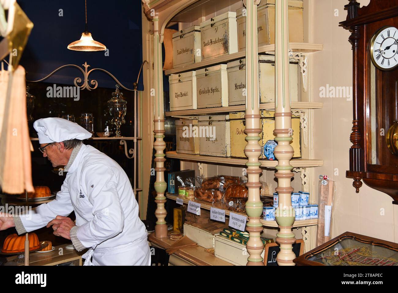 Old fashioned bread shop hi-res stock photography and images - Alamy