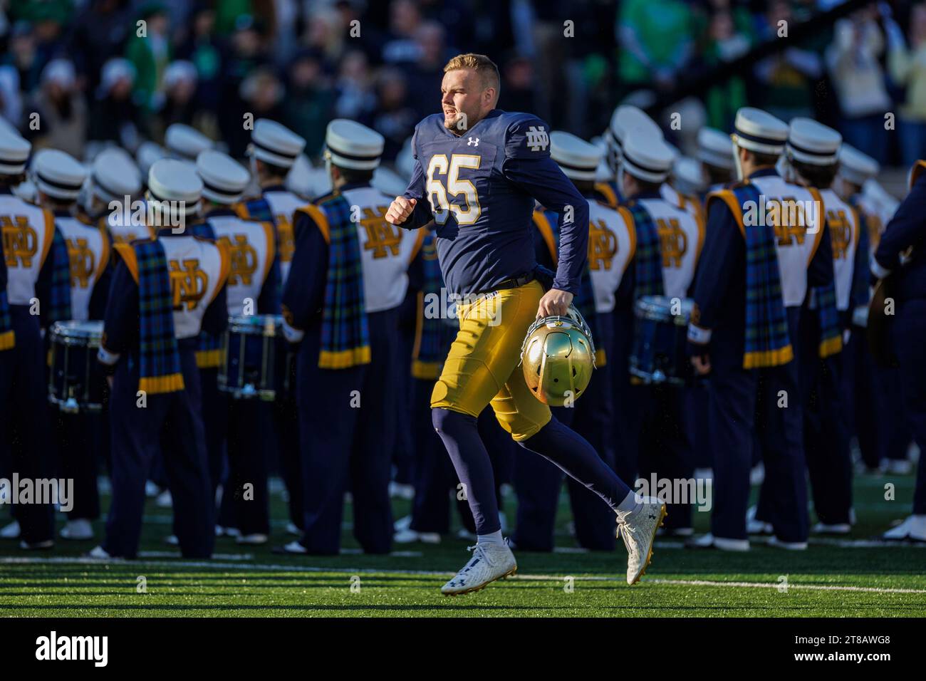 South Bend, Indiana, USA. 18th Nov, 2023. Notre Dame long snapper ...