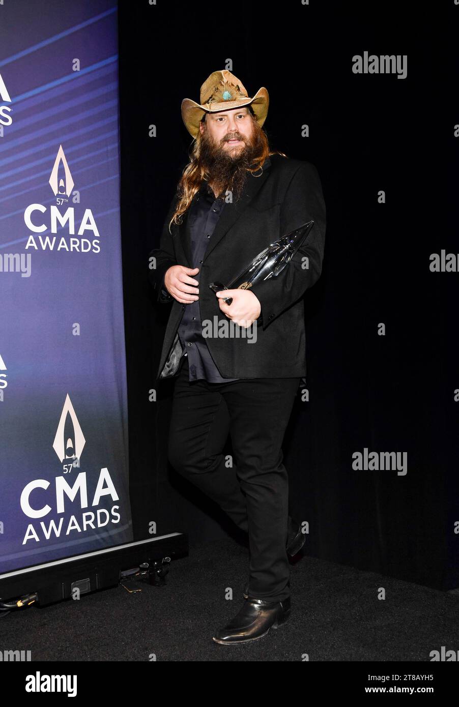 Chris Stapleton poses with the award for male vocalist of the year in ...