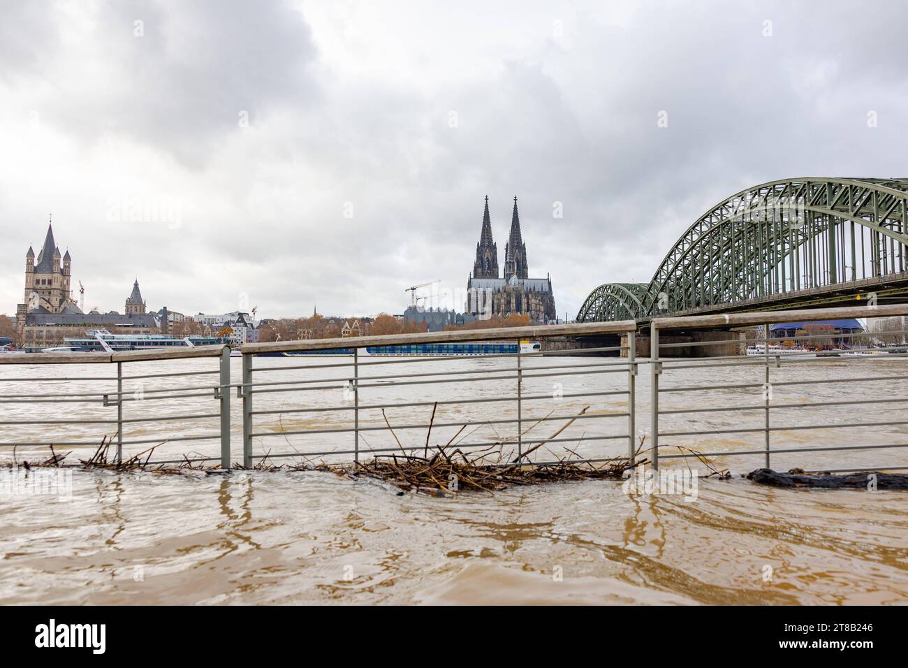 Elegantes Hochwasser Rhein Koln Ebenbild