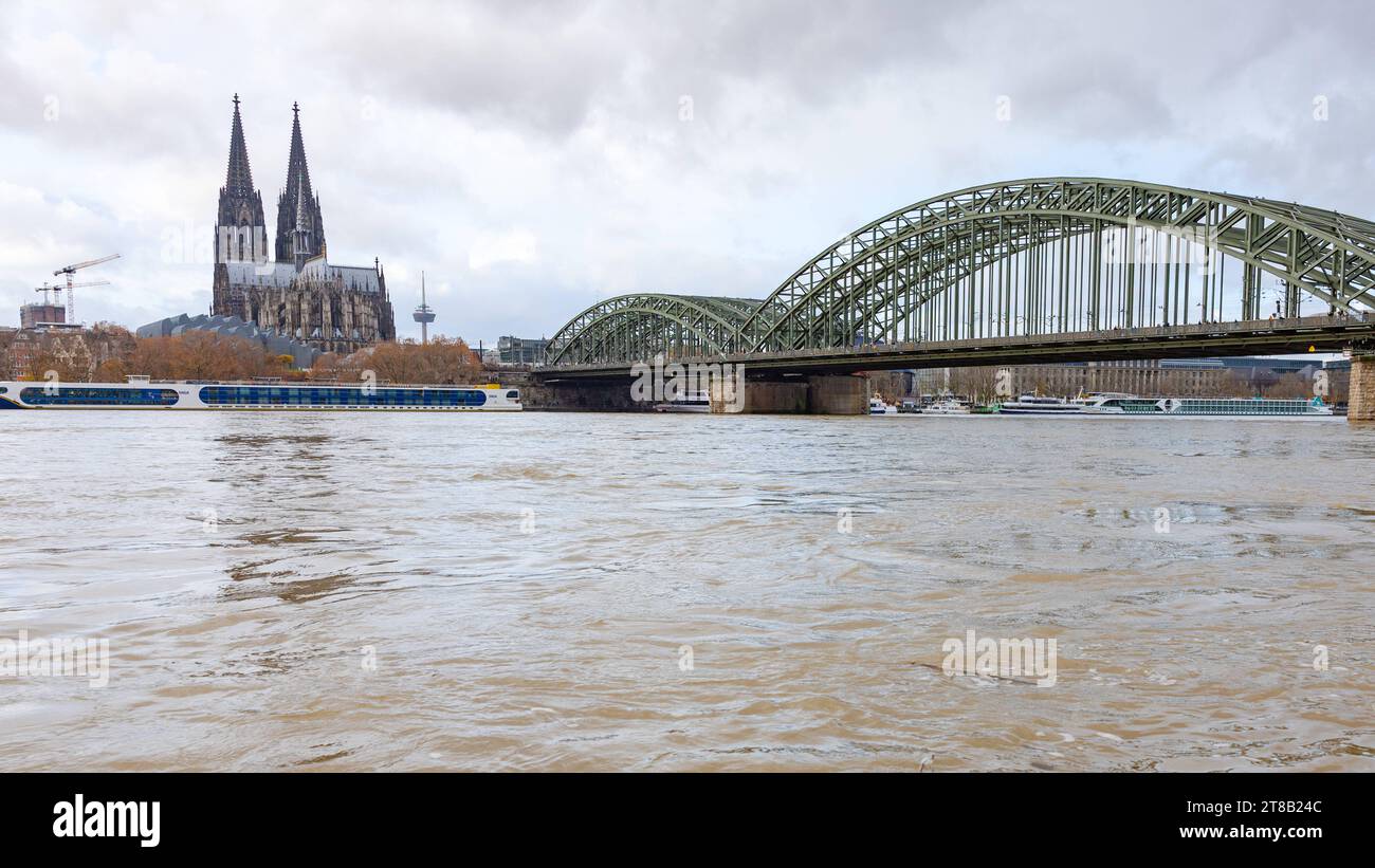 Elegantes Hochwasser Rhein Koln Ebenbild