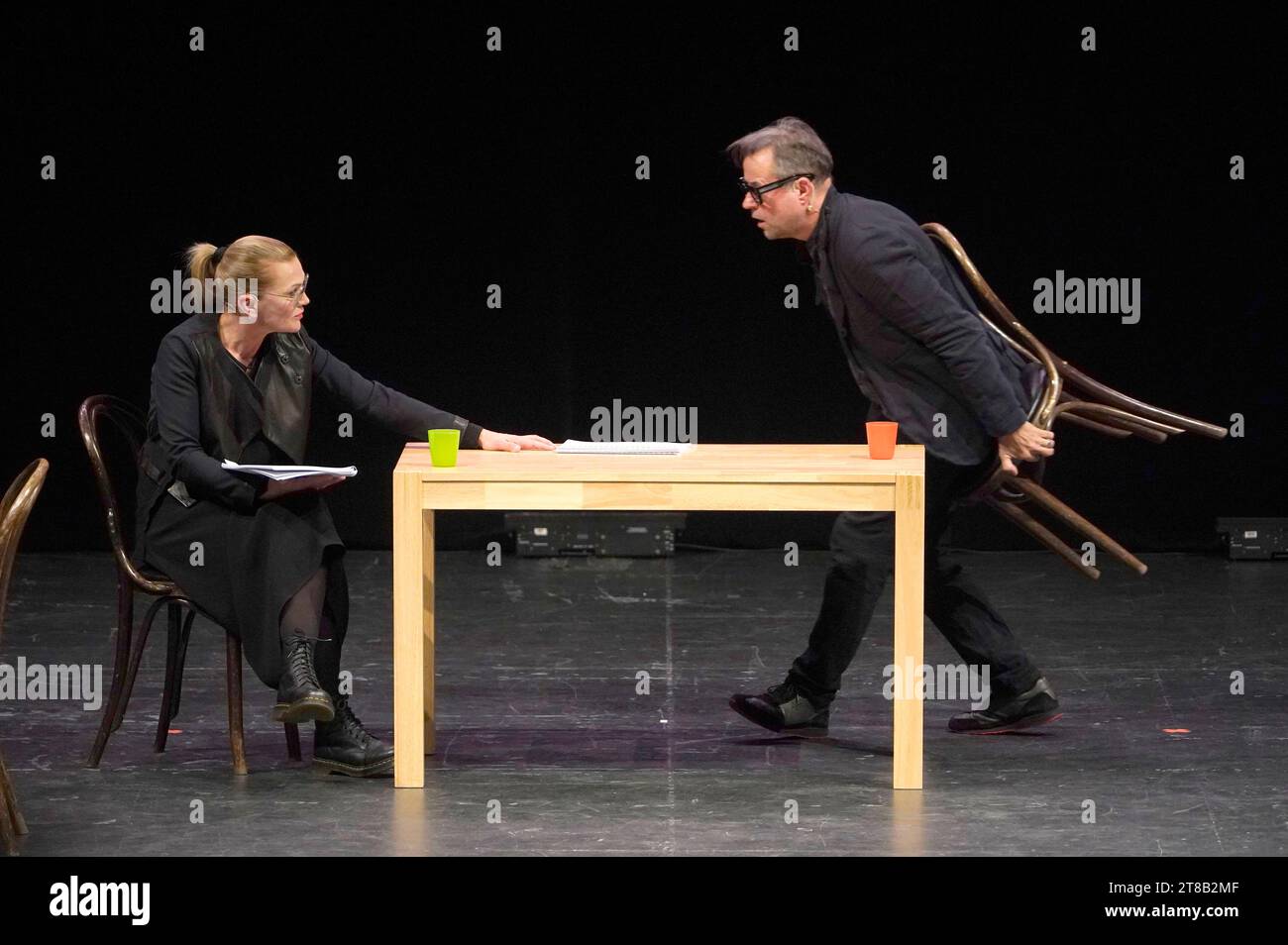 Anna Loos und Jan Josef Liefers bei einer Lesung aus dem Roman Keiner ...