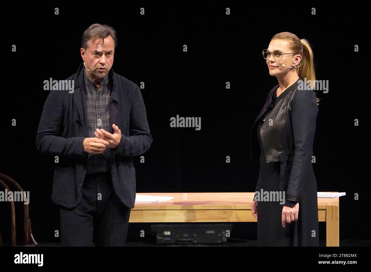 Jan Josef Liefers und Anna Loos bei einer Lesung aus dem Roman Keiner ...