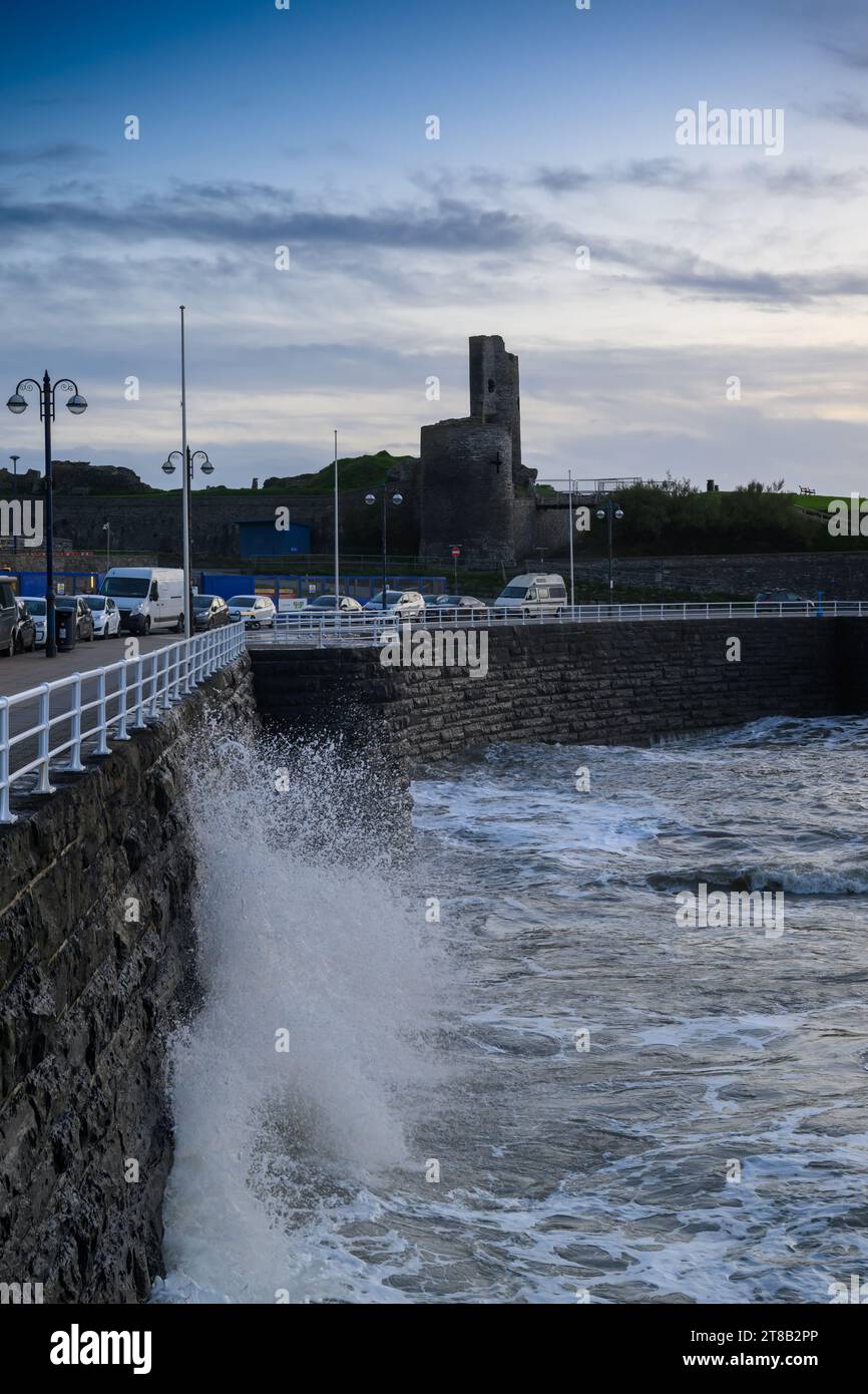 Hitting sea wall hi-res stock photography and images - Alamy