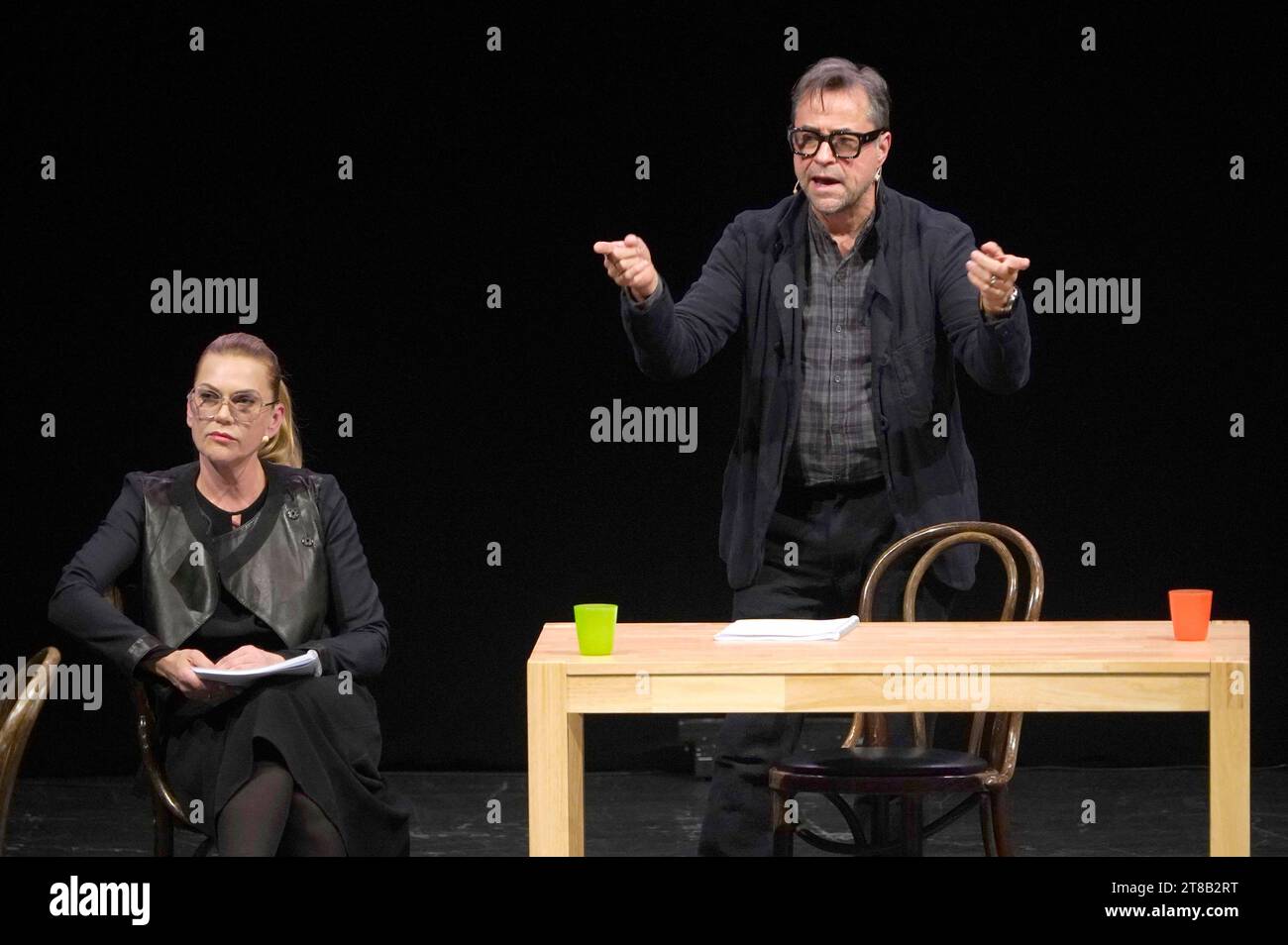 Anna Loos und Jan Josef Liefers bei einer Lesung aus dem Roman Keiner ...