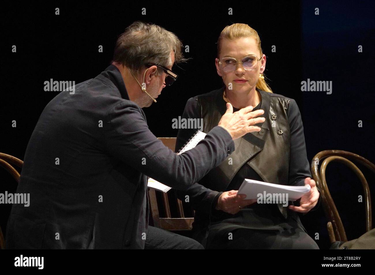 Jan Josef Liefers und Anna Loos bei einer Lesung aus dem Roman Keiner ...