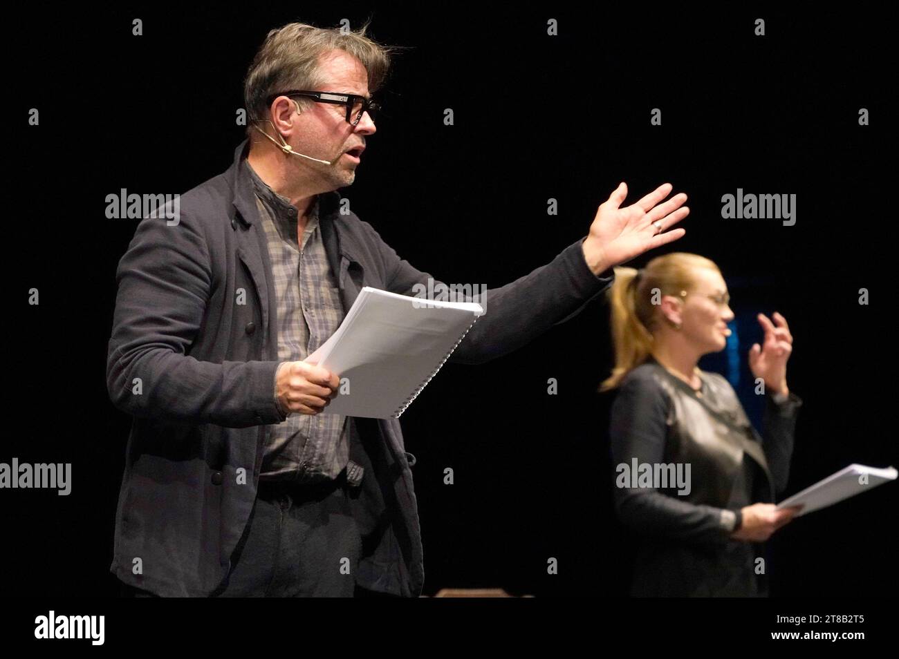 Jan Josef Liefers und Anna Loos bei einer Lesung aus dem Roman Keiner ...