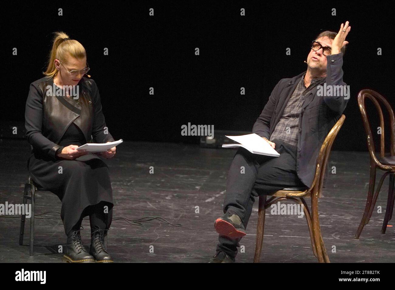 Anna Loos und Jan Josef Liefers bei einer Lesung aus dem Roman Keiner ...