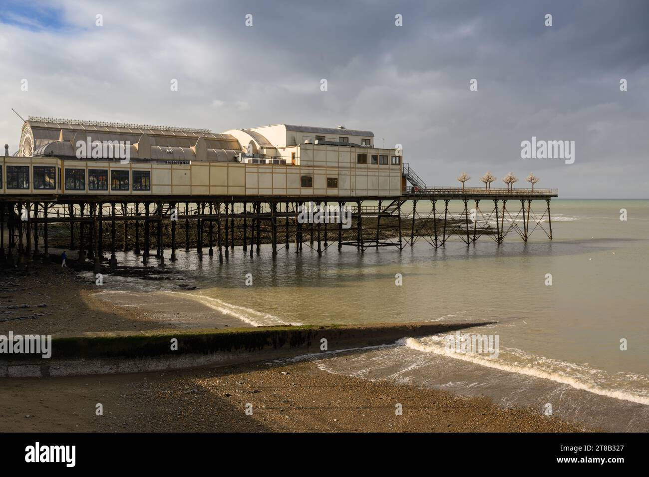 The Royal Pier Arcade, Aberystwyth Pier at low tide, North Wales Stock ...