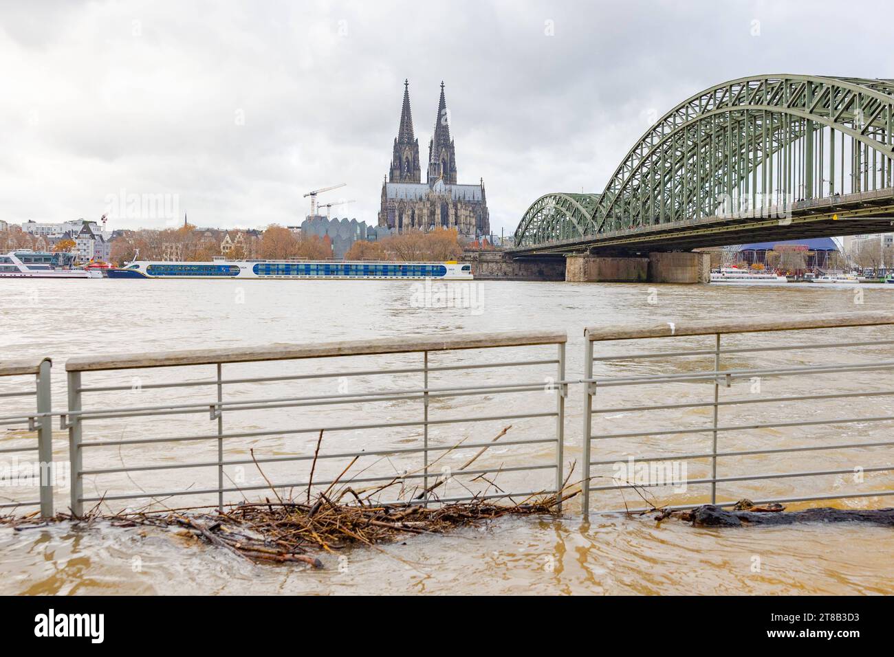 Elegantes Hochwasser Rhein Koln Ebenbild