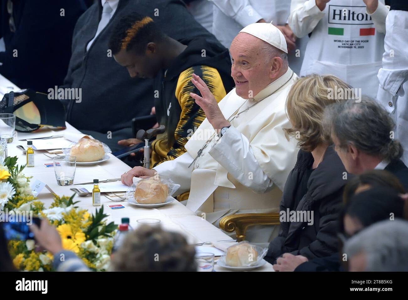 Pope francis has lunch with the poor hi-res stock photography and ...