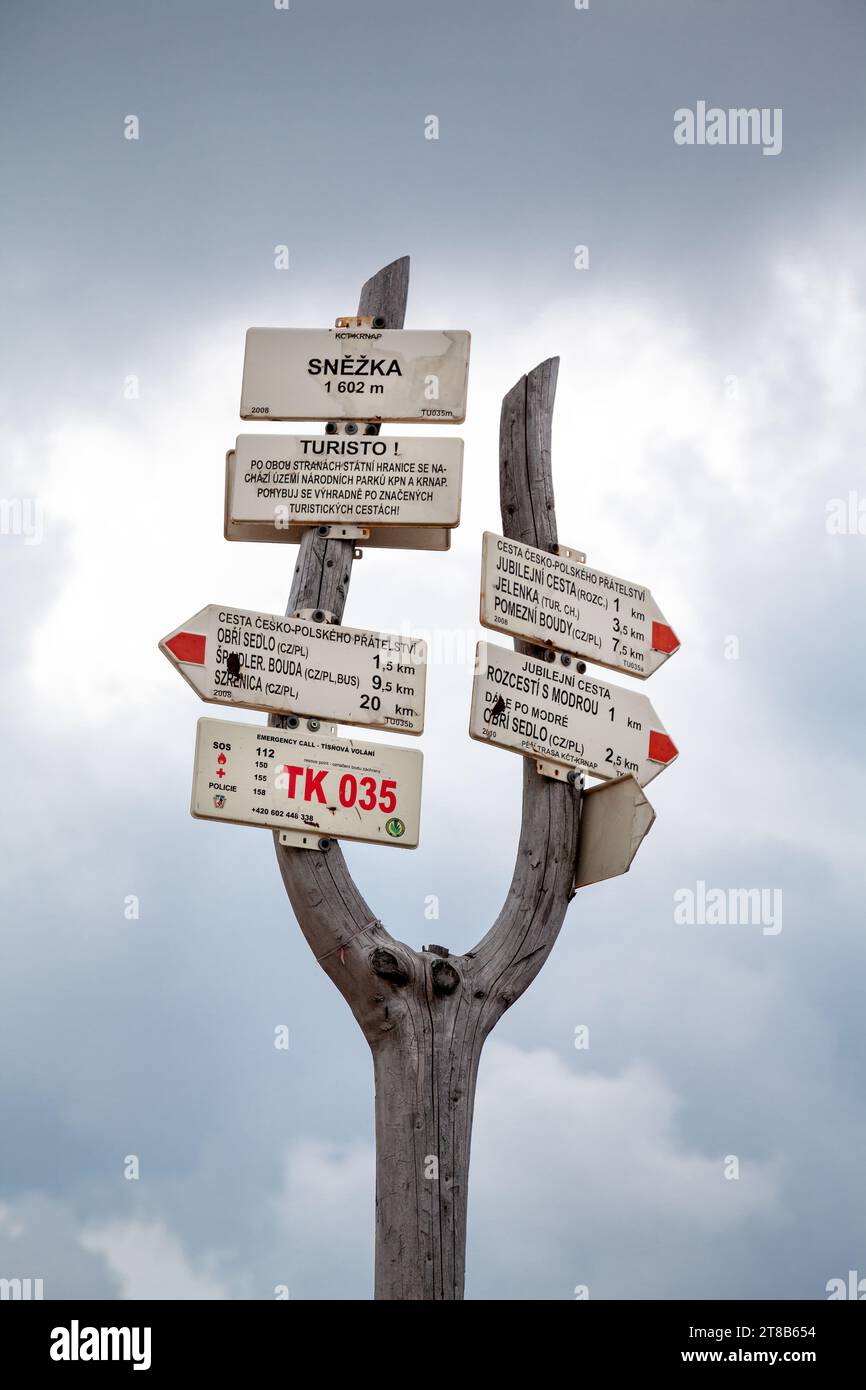 direction sign on mountains, signpost, tourist markings Stock Photo - Alamy