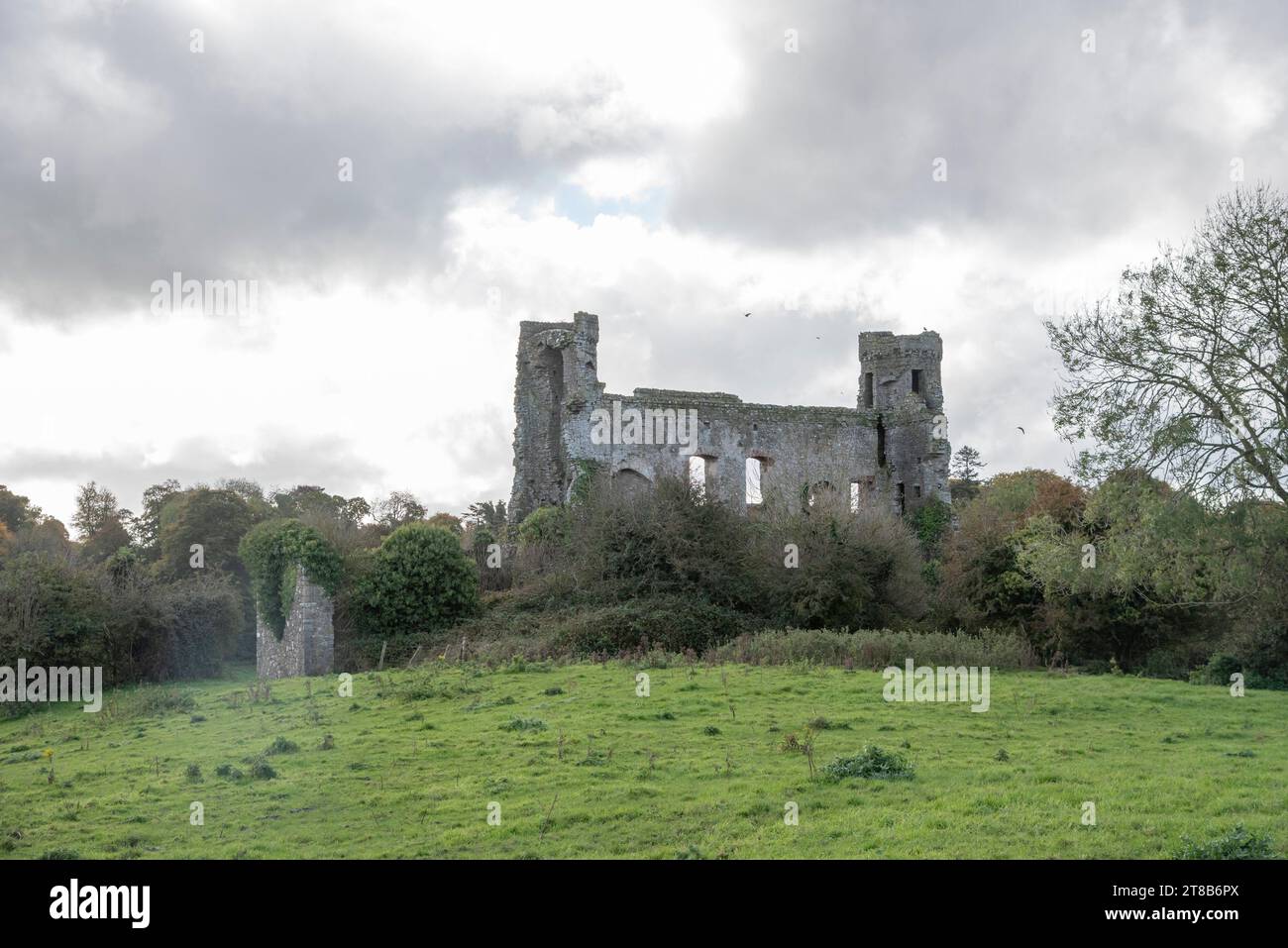 Slane castle river hi-res stock photography and images - Alamy