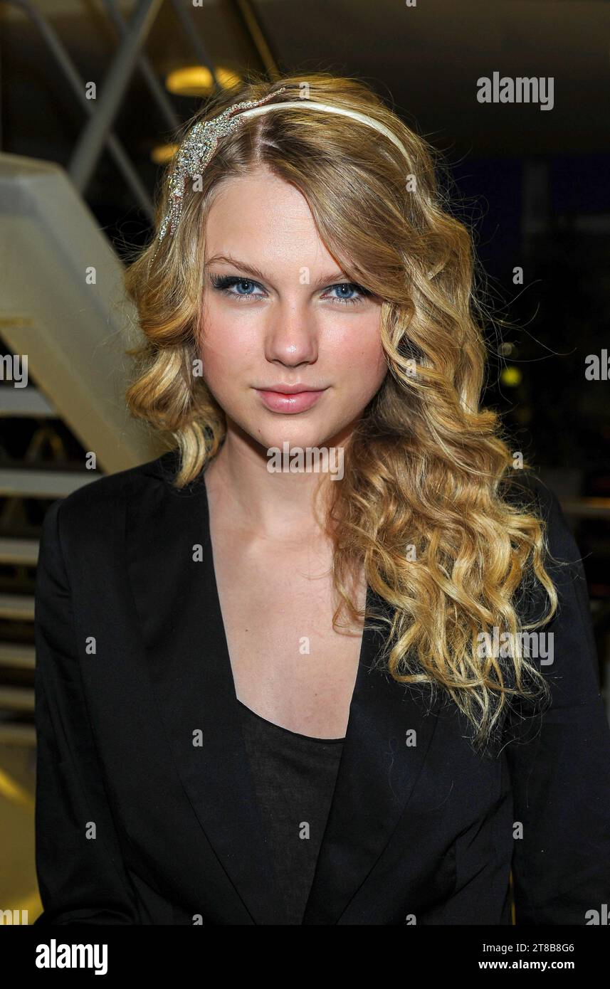 Taylor Swift, aged 19, performs a small acoustic gig in Manchester, UK ...