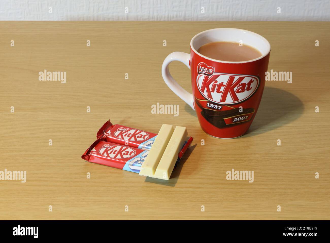 Kitkat chocolate bar hi-res stock photography and images - Alamy