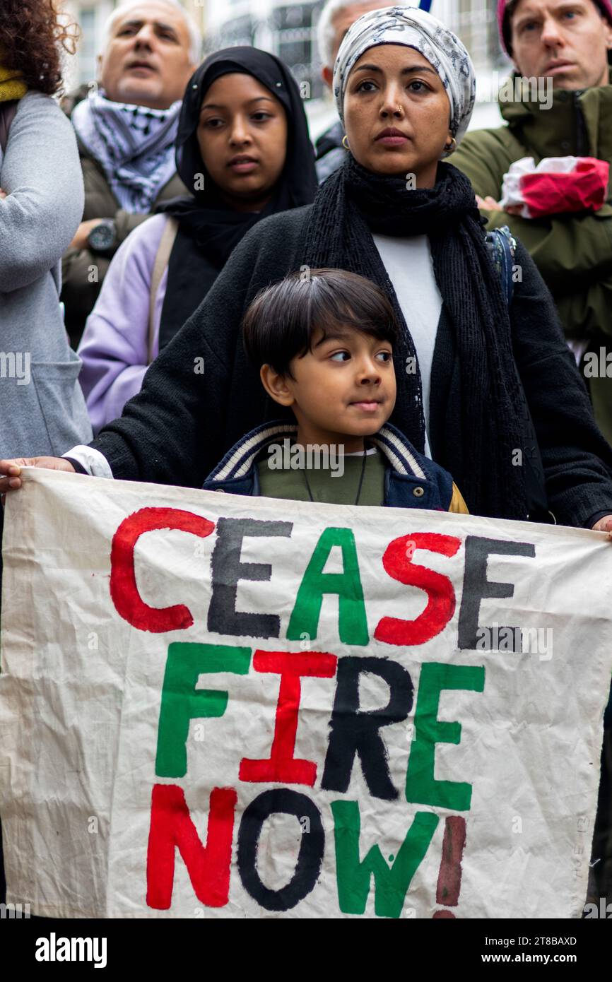 November 19, 2023: Brighton, U.K. 19 November 2023. Hundreds of people ...