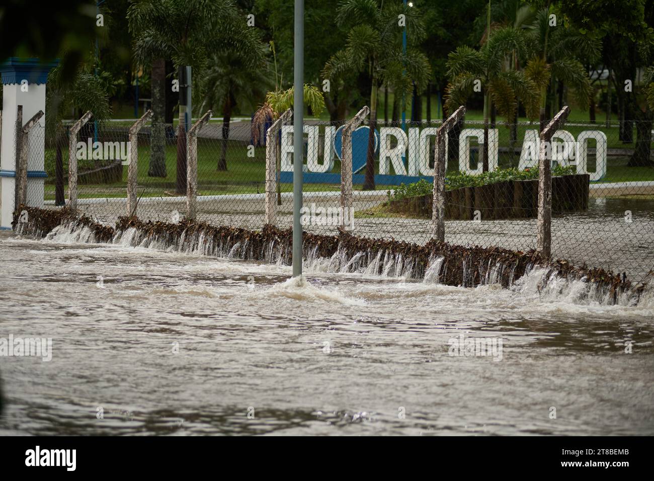 Rio Claro, Sao Paulo, Brazil. 19th Nov, 2023. Water overflows from Lago Azul park after a strong ...