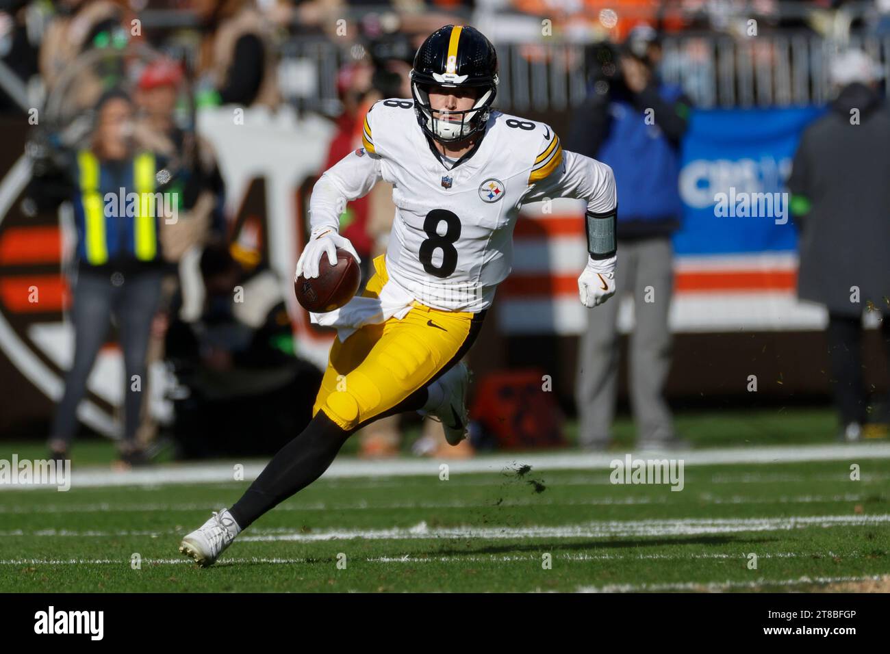 Pittsburgh Steelers quarterback Kenny Pickett (8) runs against the ...
