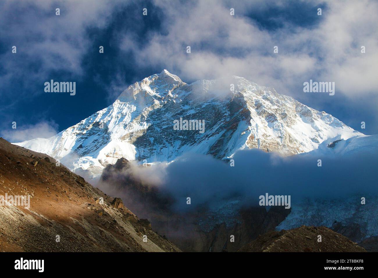 Mount Makalu with clouds, Nepal Himalayas mountains, Barun valley Stock ...