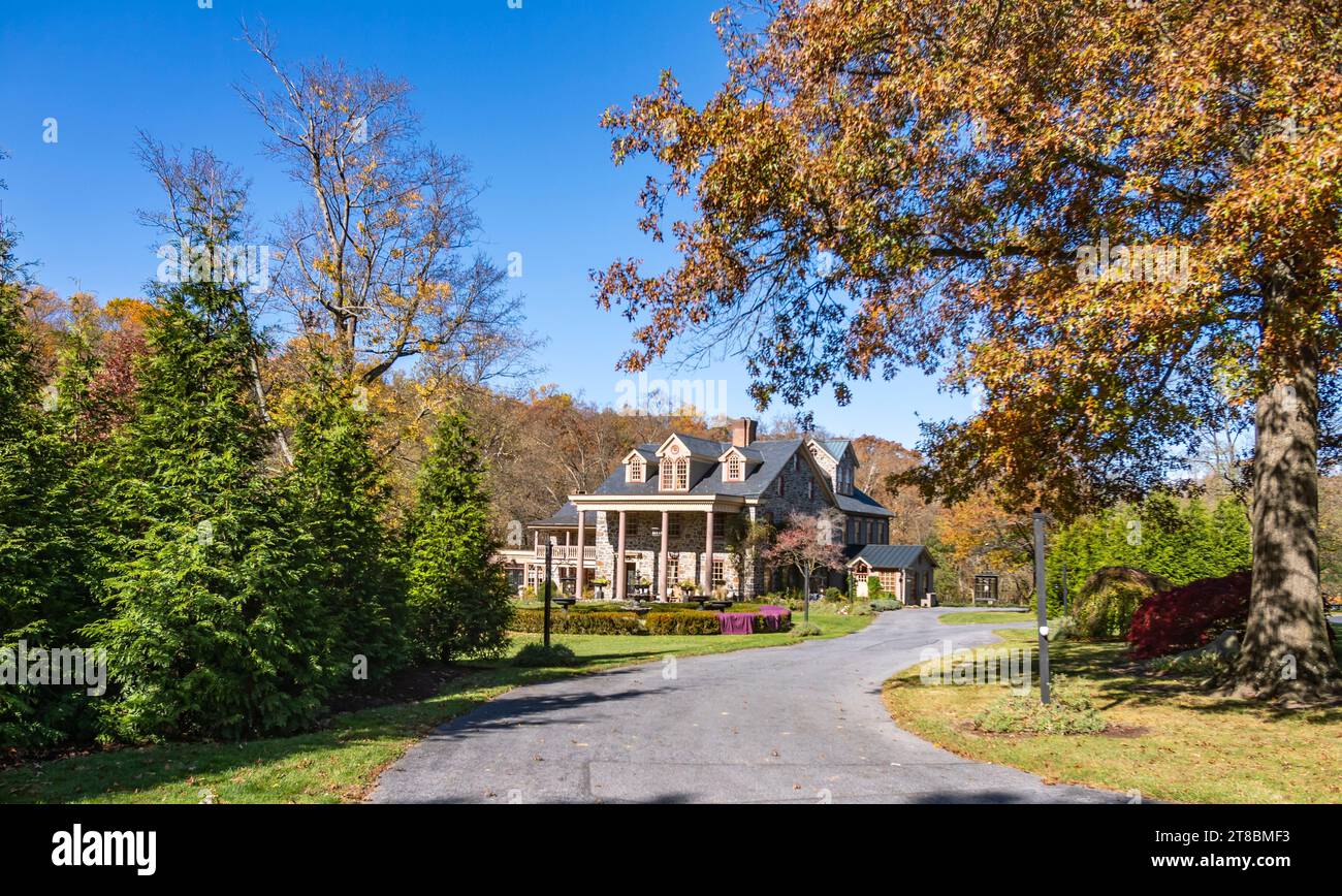 Green tree pennsylvania water tower hi-res stock photography and images ...