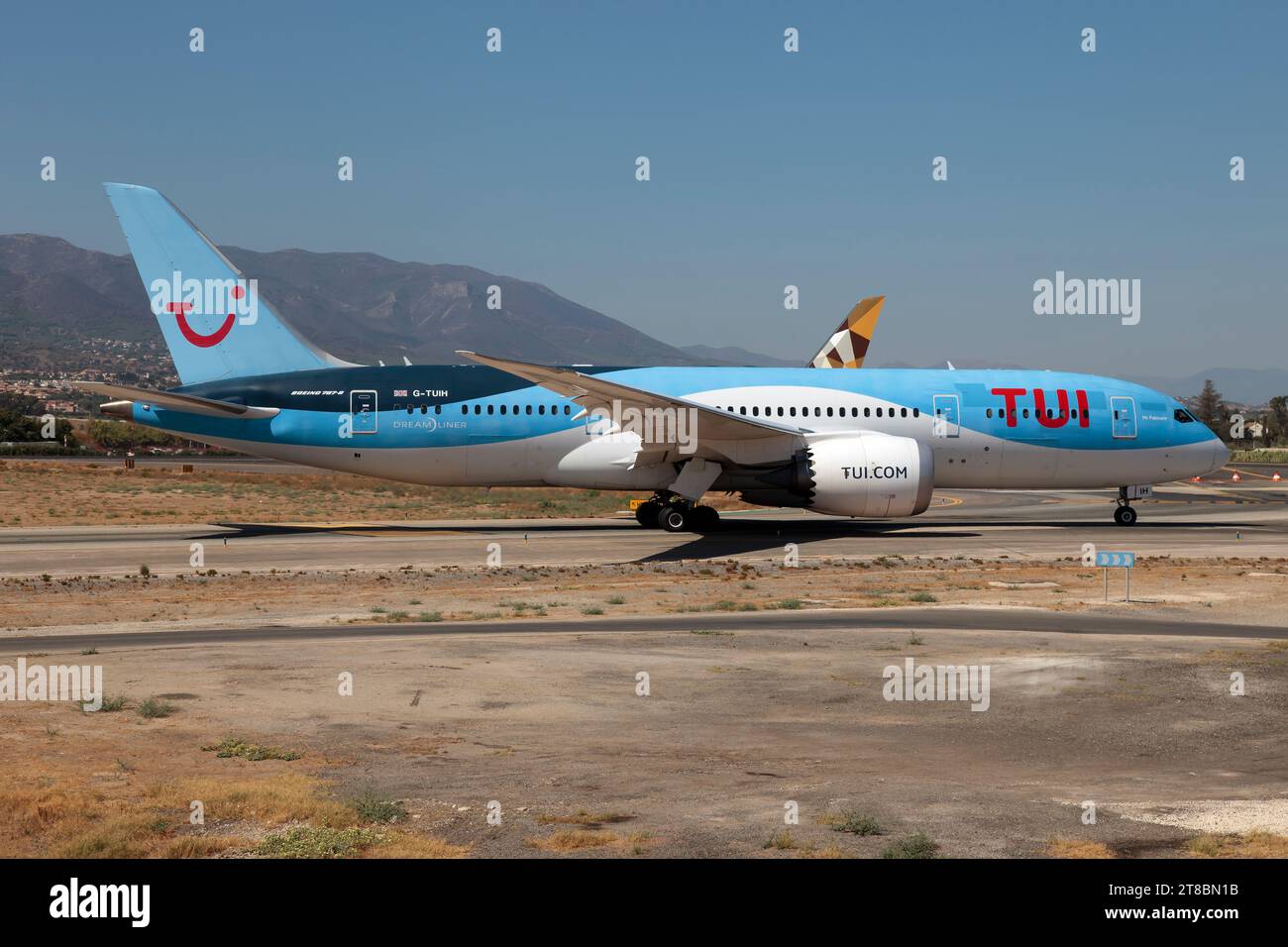 Tui boeing 787 hi-res stock photography and images - Alamy
