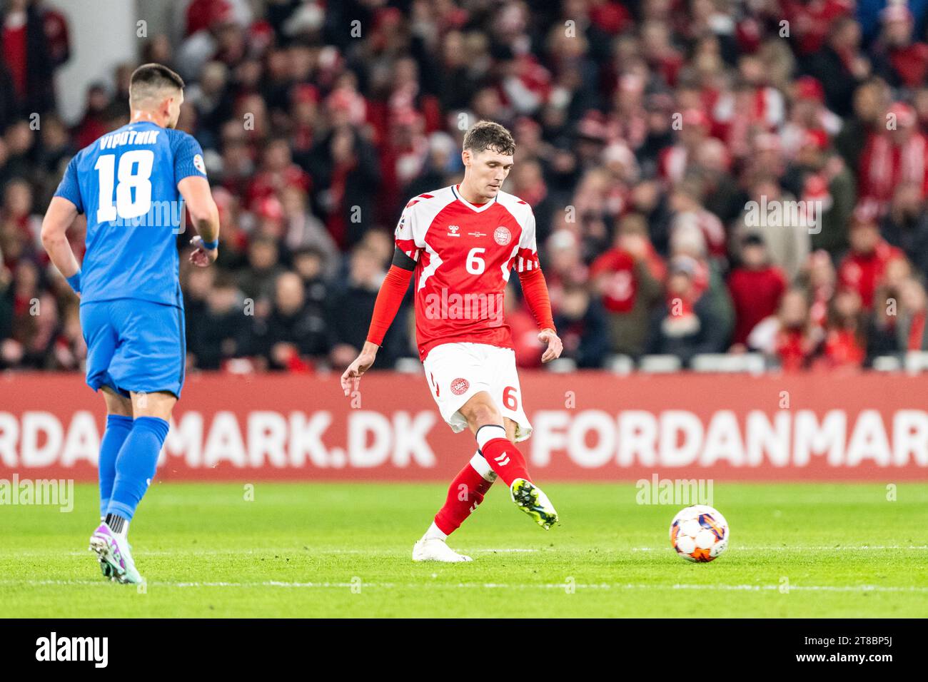 Copenhagen, Denmark. 17th, November 2023. Andreas Christensen (6) of ...