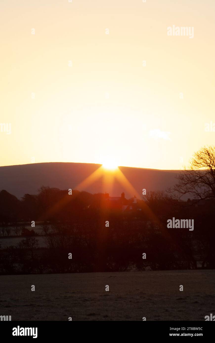 Golden rays of sunrise hi-res stock photography and images - Alamy