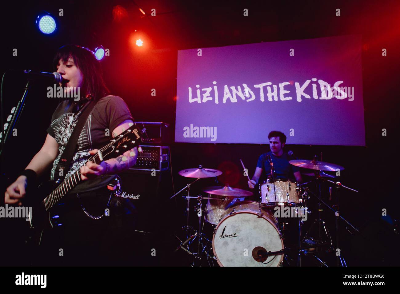 Lizzi and the kids sul palco hi-res stock photography and images - Alamy