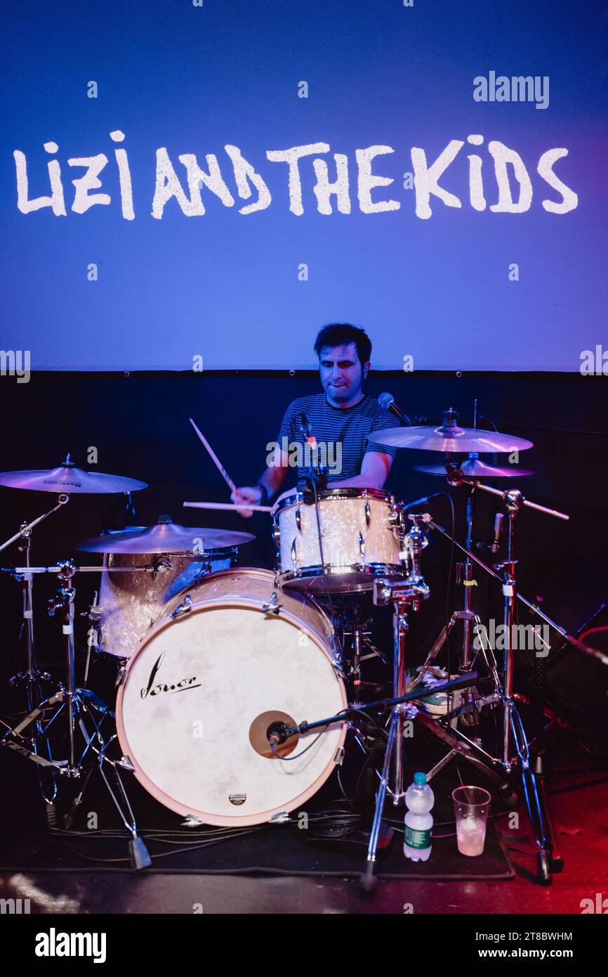 Lizzi and the kids sul palco hi-res stock photography and images - Alamy