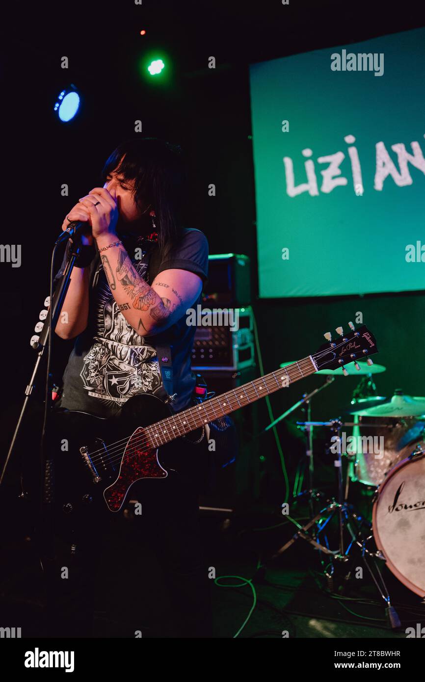 Lizzi and the kids sul palco hi-res stock photography and images - Alamy