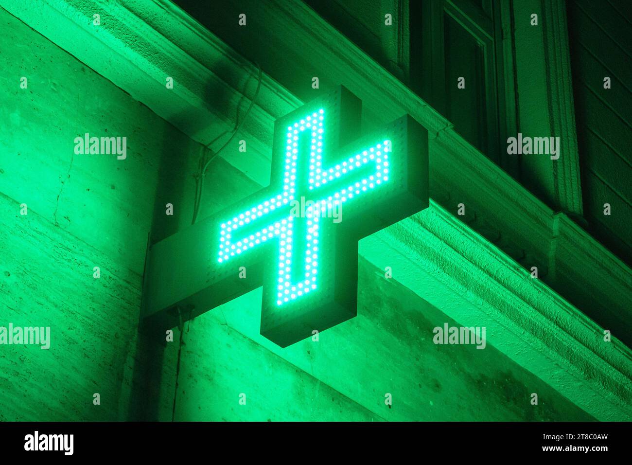 Pharmacy sign green cross hi-res stock photography and images - Alamy