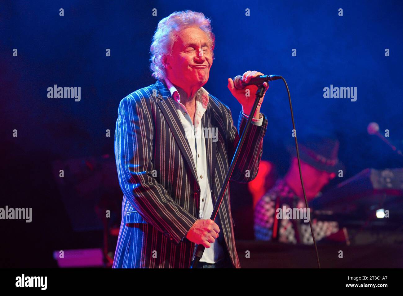 Robert Hart von Manfred Mann's Earth Band live bei einem Konzert im ...