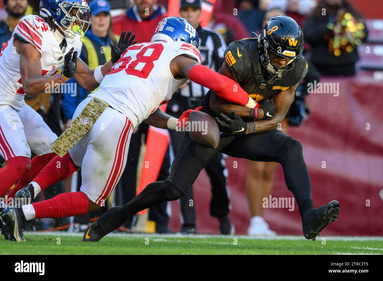 Landover, MD, USA. 19th Nov, 2023. New York Giants linebacker Bobby ...